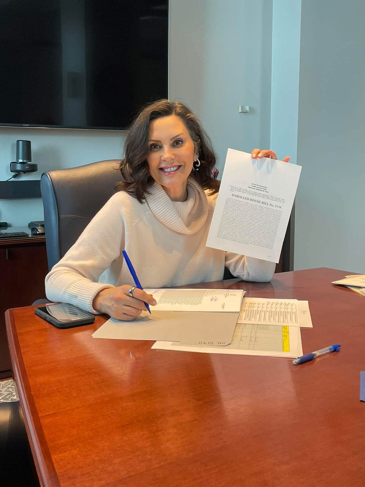 Whitmer firma directiva que garantiza a los habitantes de Michigan ...